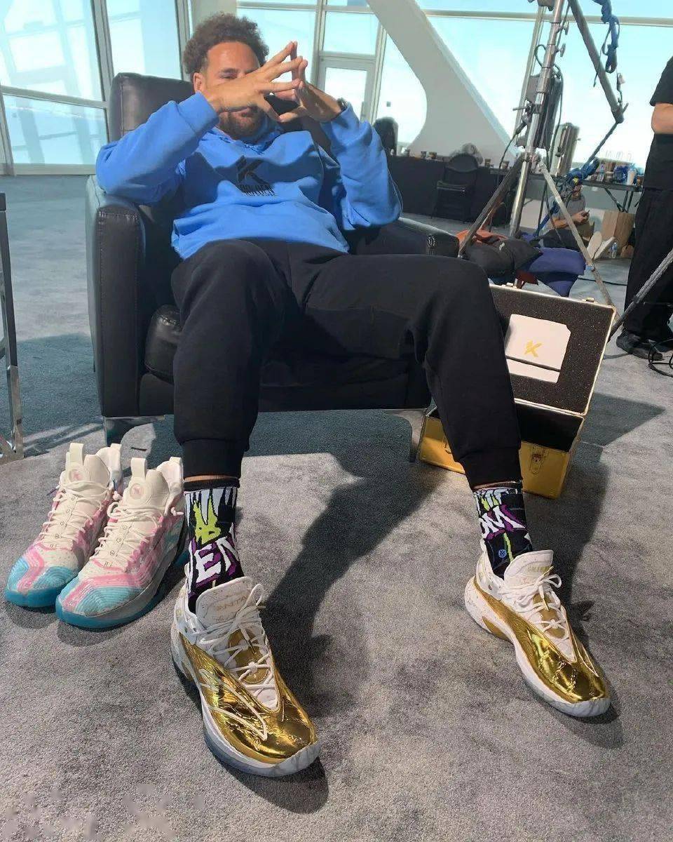 限量还没800双！国内又一狠鞋新配色登场！有钱都抢不到..._克莱_金色_的设计