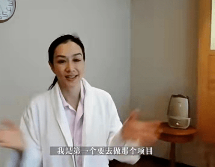 52岁钟丽缇去医院被疑怀四胎！坐轮椅脸苍白，当场下跪对老公表白 检查 夫妻 张伦