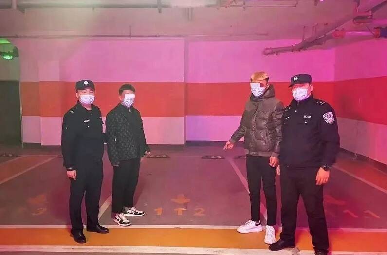 金乡公安破获拉车门盗窃车内财物案 四人被抓地下办案停车场