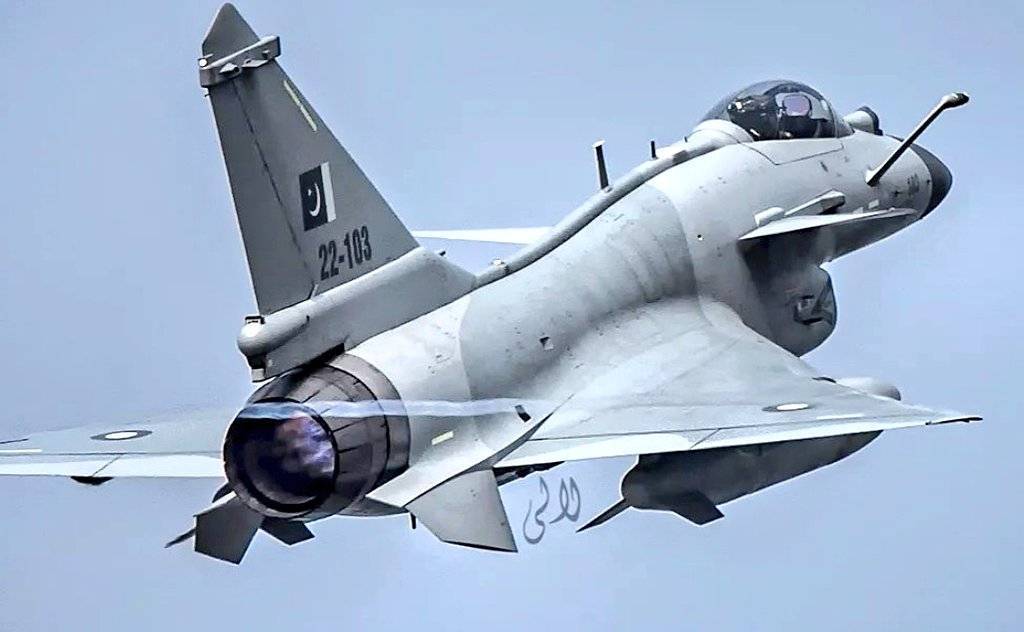 歼10CE用户体验报告，巴基斯坦空军：推力比F16猛，还能语音驾驶_飞行员_发动机_战斗机
