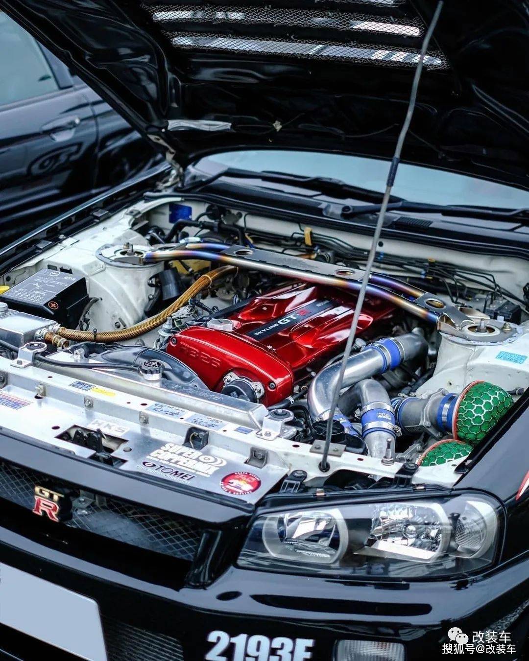 精品Z-Tune版熊猫配色日产R34 GTR，老车下赛道一点都不心疼？_搜狐汽车_搜狐网