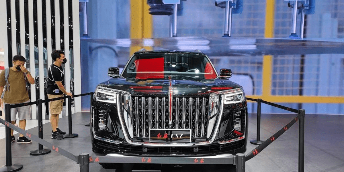 车长5695mm，搭载4.0T V8发动机+适时四驱系统，红旗LS7实拍_搜狐汽车_搜狐网