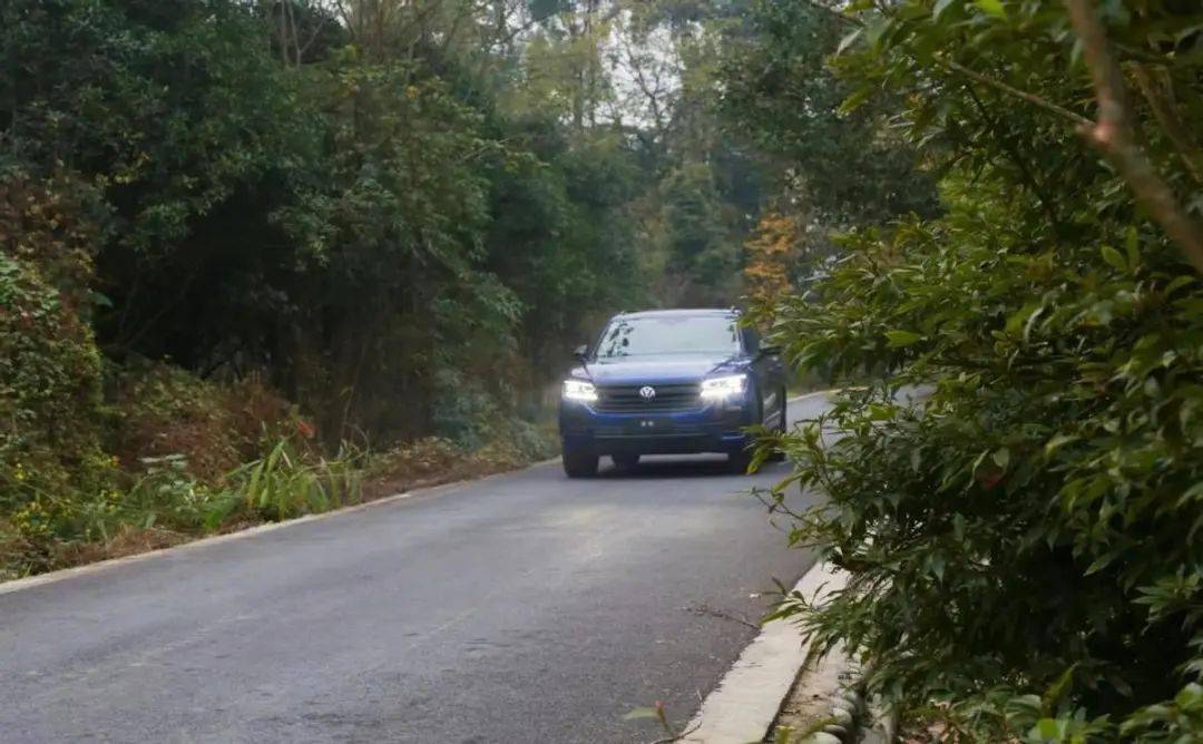 试驾2022款大众途锐：高性能3.0T+8AT，蕴含多路况奢华的狂野_搜狐汽车_搜狐网