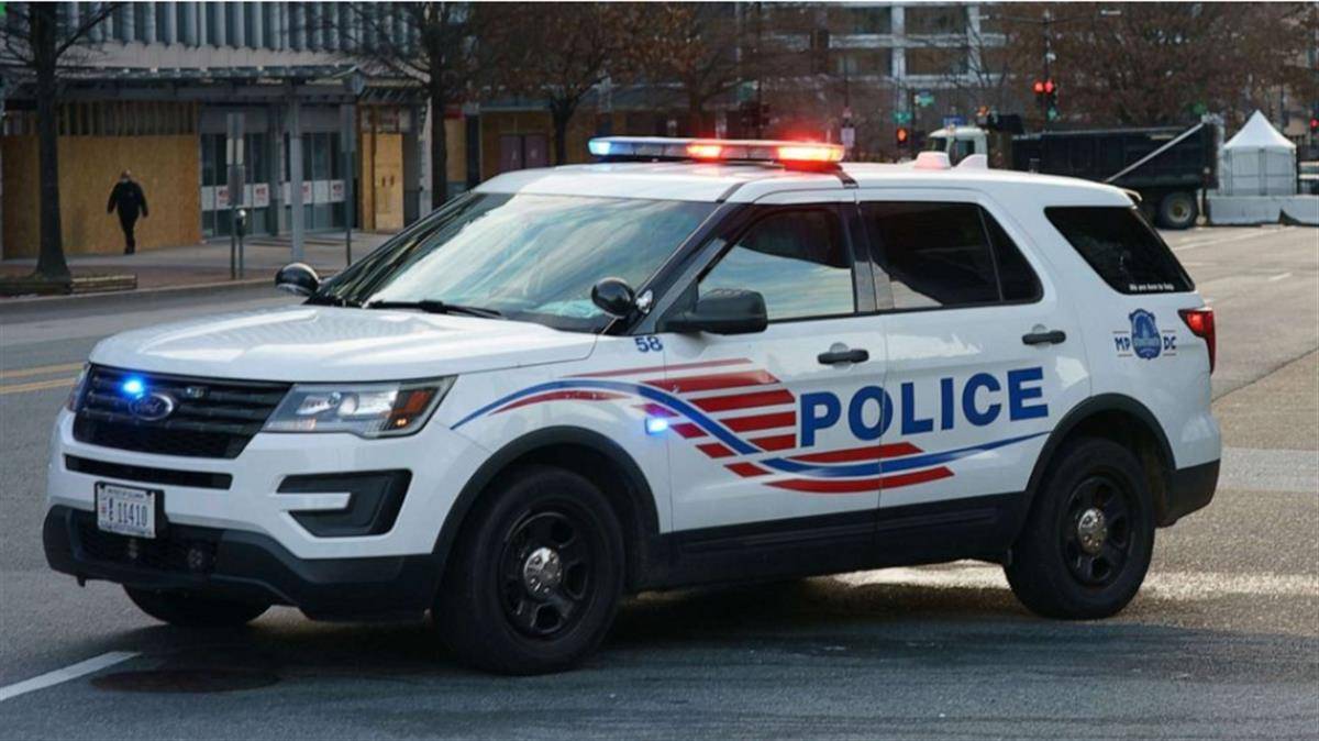 美国一伙人冒充FBI特工入室抢劫，穿战术装备用撬棍强行打开前门_嫌疑人_奥迪_调查