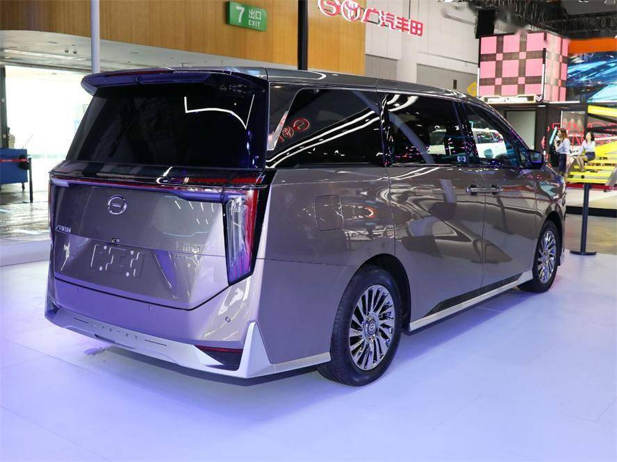 2023版传祺M8亮相，气场飙升，2.0T+8AT，土豪金配色更大气_搜狐汽车_搜狐网