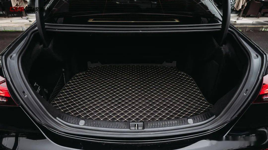 (最新到店)豪华C级车，喜欢就带它“E”起回家，仅40来万！【奔驰E级 改款 E300L 时尚型】_搜狐汽车_搜狐网