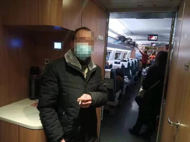 江西一男子返乡乘坐动车犯烟瘾，厕所里吞云吐雾被罚500元列车报警旅客