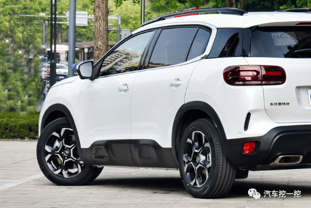 14.37万配顶级悬架，搭8AT超211马力，却最失败的法系SUV！_搜狐汽车_搜狐网