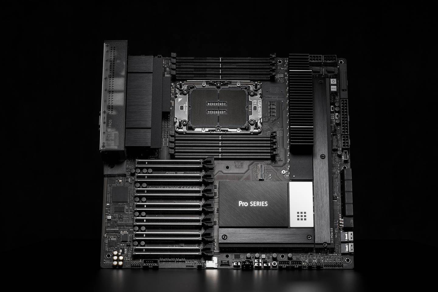 华硕晒新款 W790 主板图赏：EEB 大板，支持 8 通道内存 - 数码前沿 数码之家