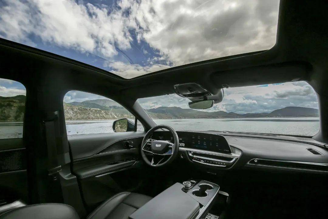 豪华纯电实力大PK，论LYRIQ锐歌“狂飙”的底气_搜狐汽车_搜狐网