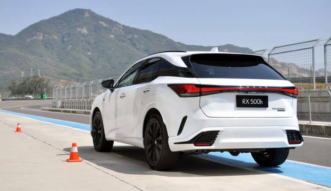 强大的视觉压迫感 赛道试驾RX 500h F SPORT Performance_搜狐汽车_搜狐网