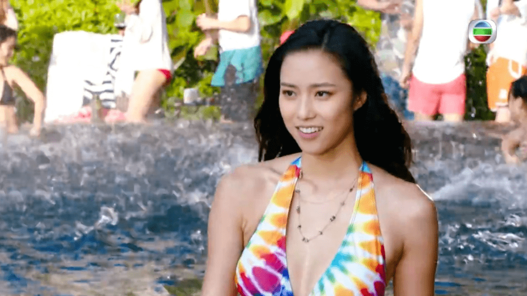 TVB力捧小花新剧大晒性感身材！不同颜色小背心多达十几种_刘颖旋_比基尼_剧中