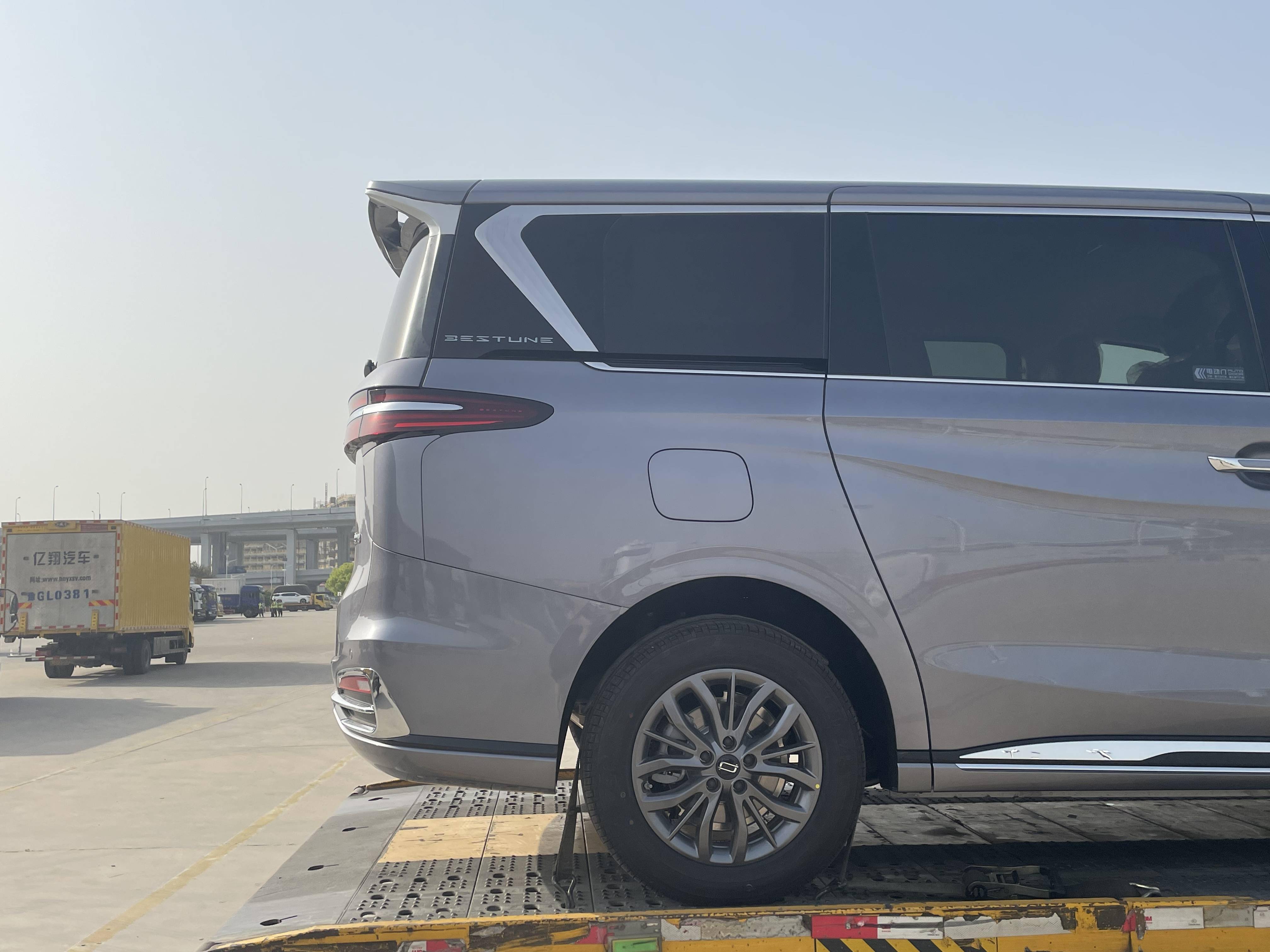 2023上海车展探馆：一汽奔腾全新MPV M9_搜狐汽车_搜狐网