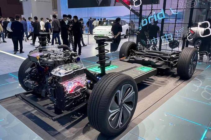 吉利银河L7三天后下线！标配8155芯片 续航1370km_搜狐汽车_搜狐网