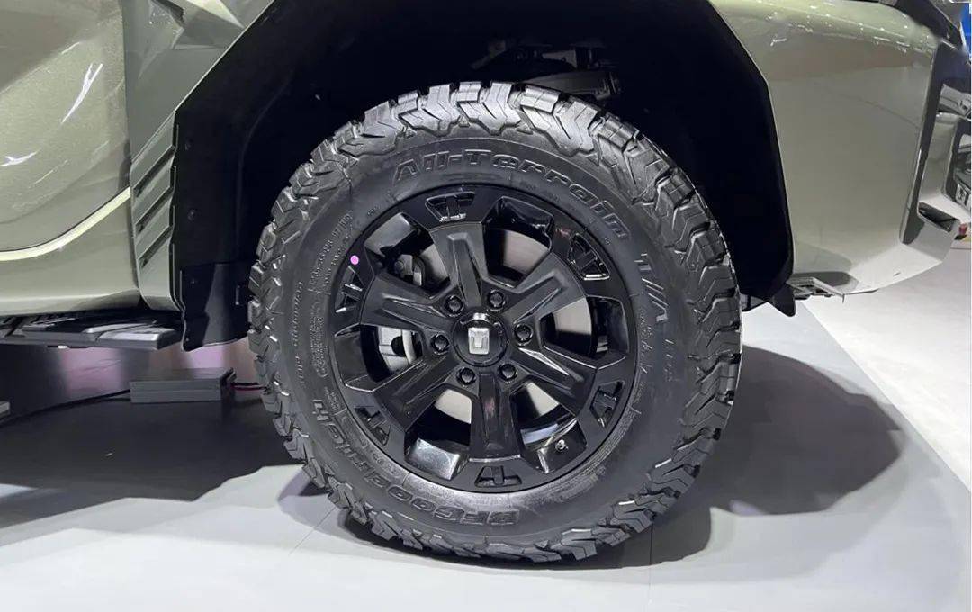 2.0T+9AT，车长近5米，小书包备胎，3把锁越野神器，大G都服气_搜狐汽车_搜狐网