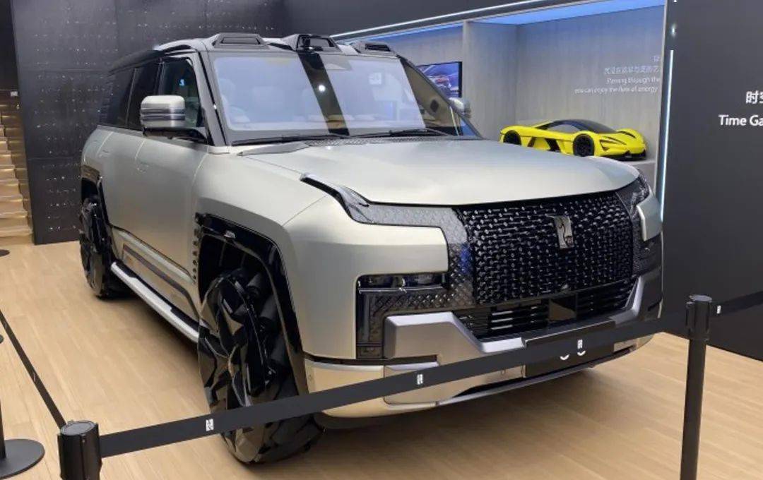 2.0T+9AT，车长近5米，小书包备胎，3把锁越野神器，大G都服气_搜狐汽车_搜狐网