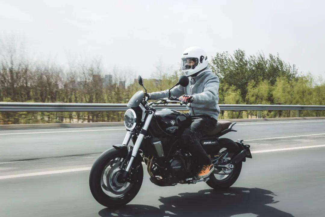 一匹2023年中量级英伦复古黑马——赛科龙RE560_搜狐汽车_搜狐网