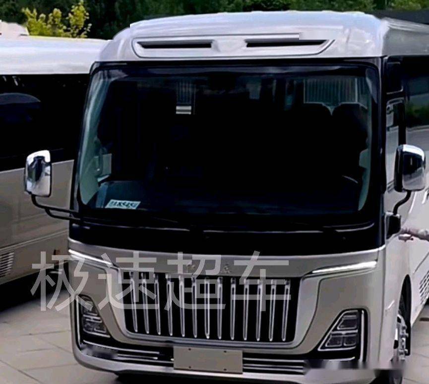 红旗QM7来了，搭载3.0T引擎，首次与丰田考斯特同框，气场强大_搜狐汽车_搜狐网