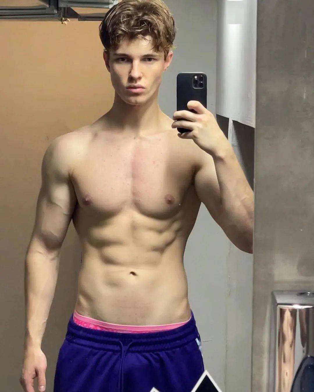 俄罗斯男模公开同志身份，找到组织了！_信仰_共产主义_理想