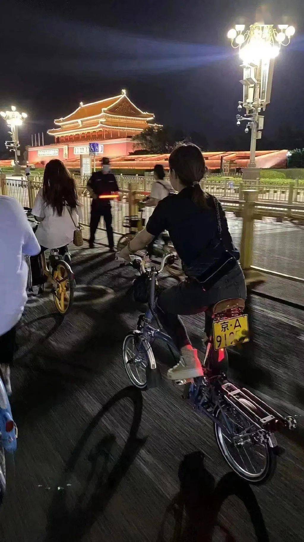 摩友托高考学子带句话... / 骑京A黄牌自行车逛长安街？| 车坛头条_搜狐汽车_搜狐网