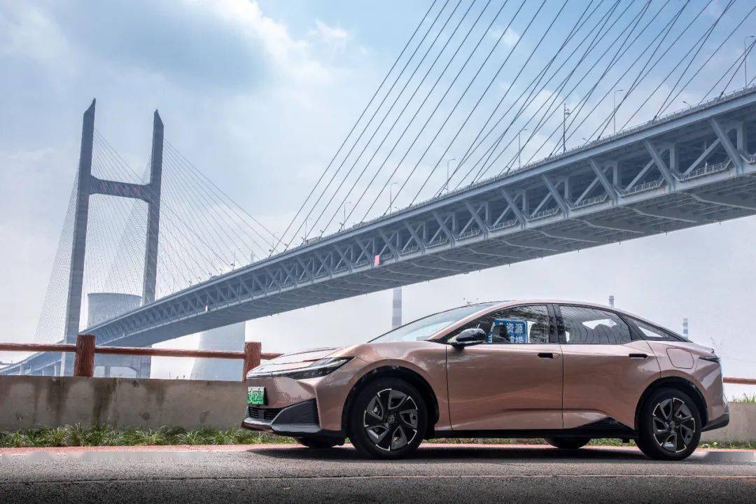高性价比家用舒适纯电轿车，试驾一汽丰田bZ3_搜狐汽车_搜狐网