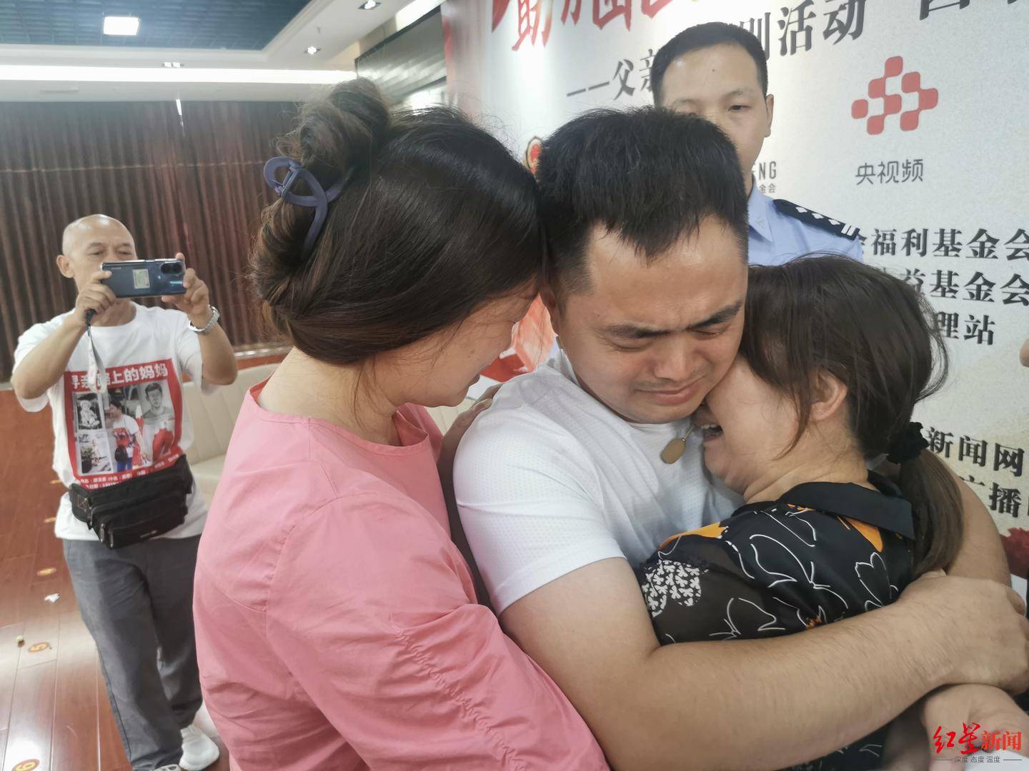 4岁男孩被拐后父母争吵离婚，33年后 回家”：父亲抱憾离世 妈妈还守在原地姜华英儿子郑玉