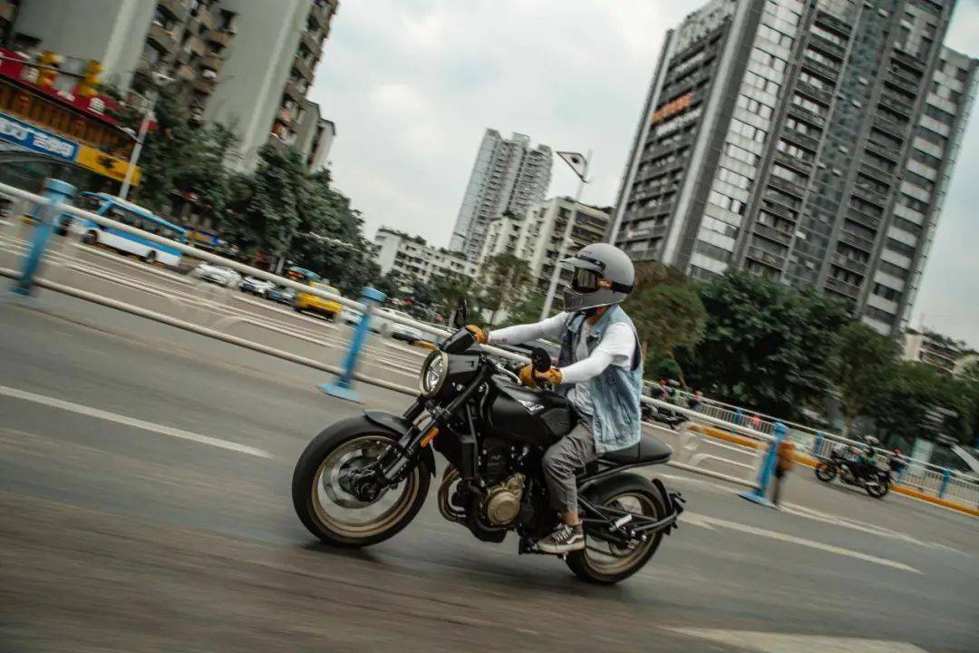 性能惊艳的“绅士机械”——高金GK500咖啡版R动态评测_搜狐汽车_搜狐网