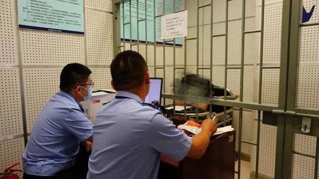 大兴机场航站楼内猥亵熟睡女子,一男子被行拘10日报警处罚警方