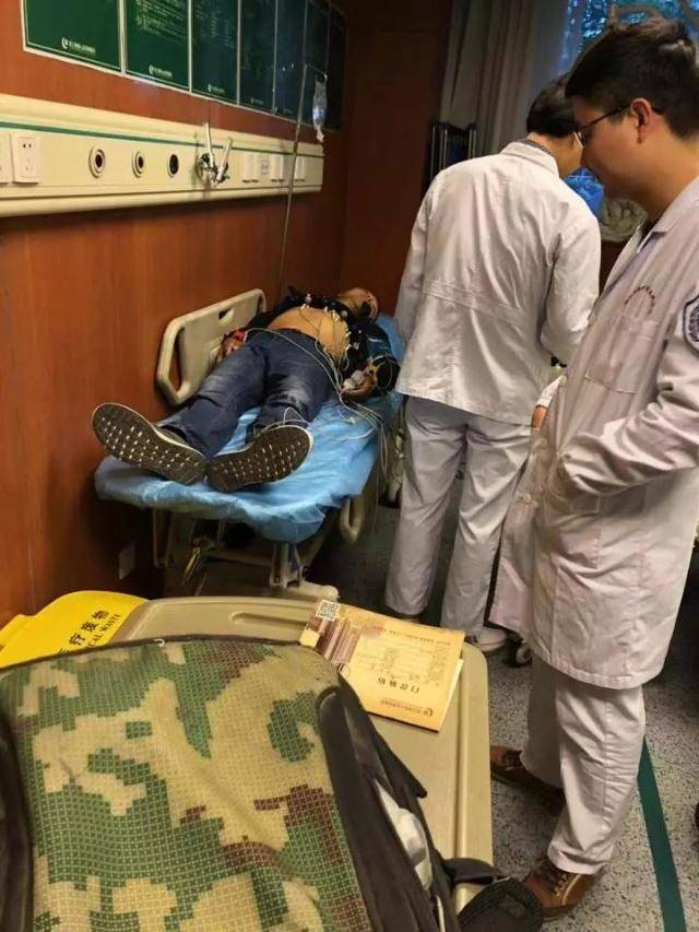 杭州公交车上,男子突然尖叫抽搐!危急关头,司机和年轻女乘客出手了张师傅沈师傅工作