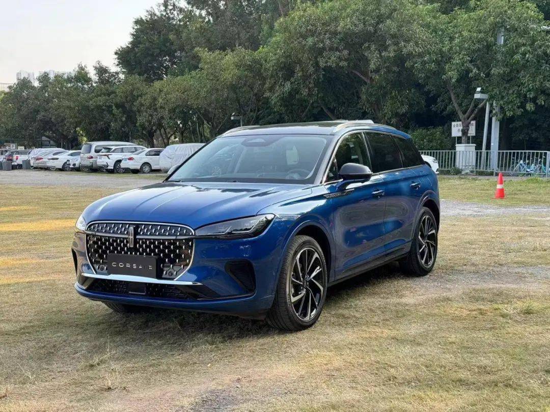 2.0T+8AT，27英寸大联屏，美式大沙发，入门即高配，加量不加价！_搜狐汽车_搜狐网