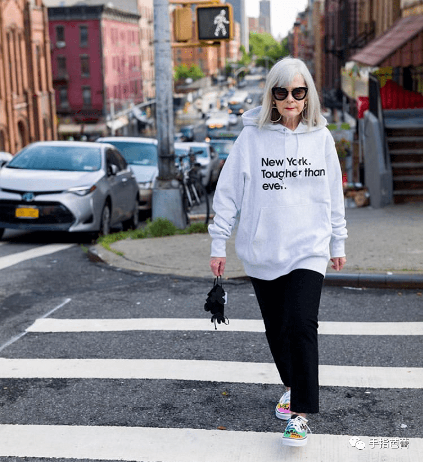 从大学教授到时尚ICON，她用银发飞扬展示个性，诠释不老魅力_Lyn_带着_职场