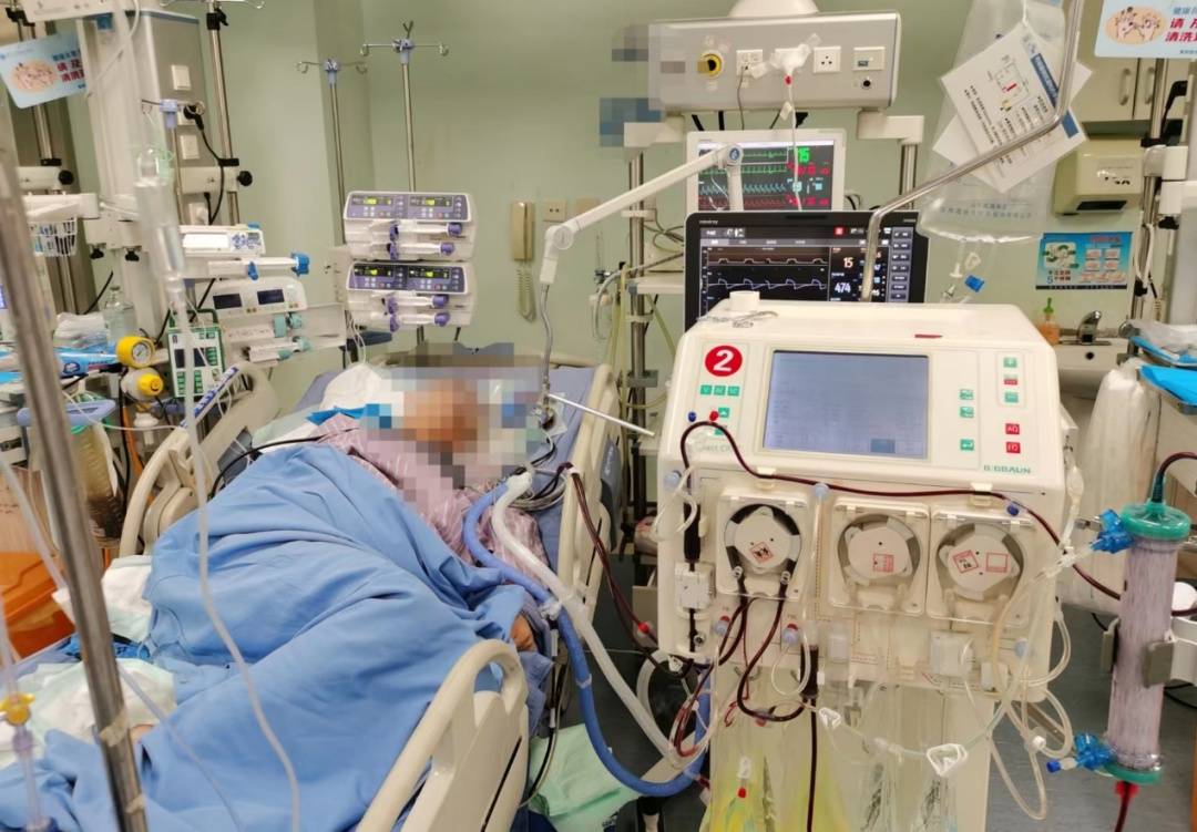 男子腹痛进ICU抽出3000ml牛奶血，医生：他体型偏胖，饮食不规律且油腻，诱发了急性胰腺炎_王先生_治疗_重症